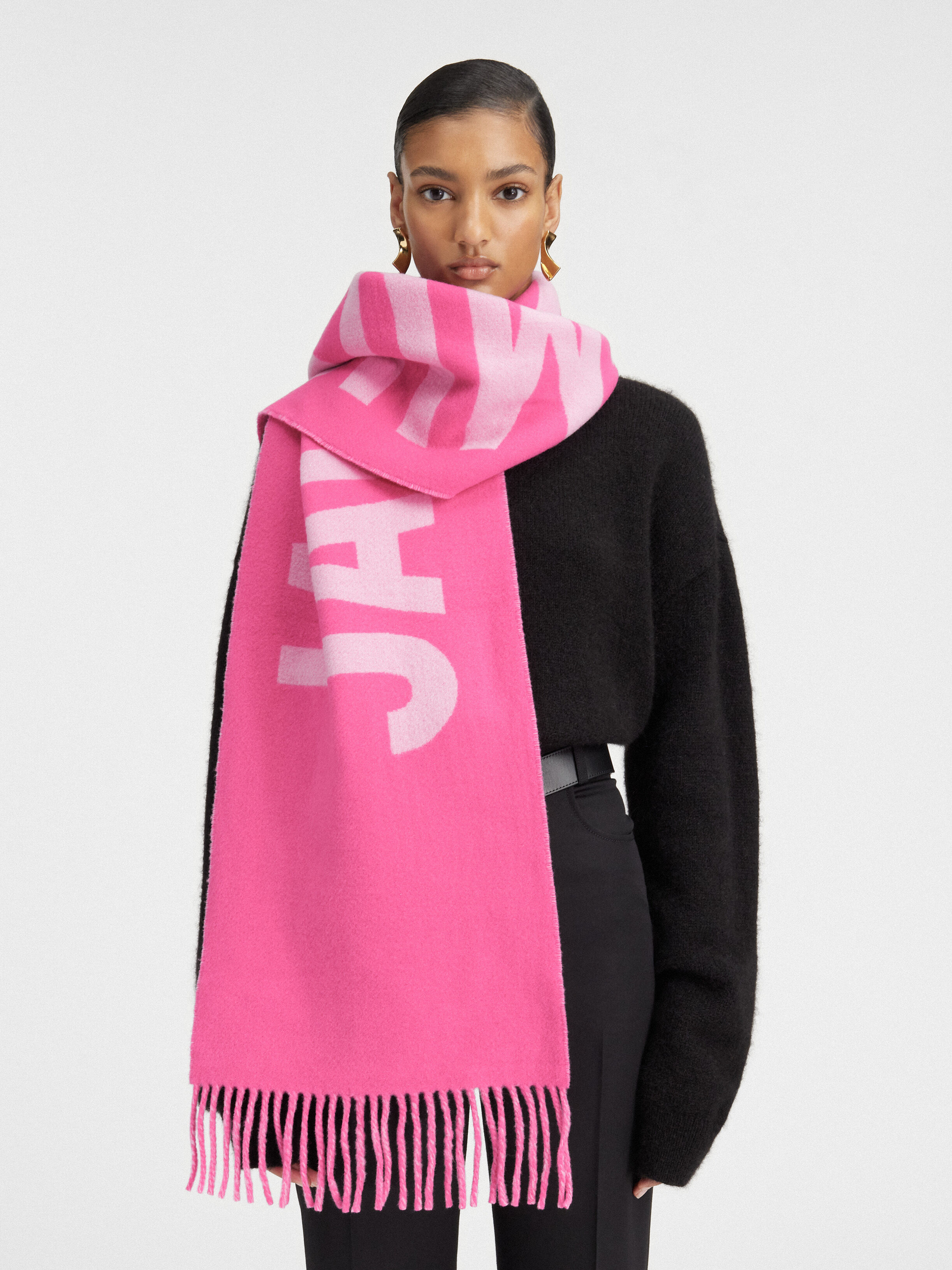 The Jacquemus scarf | Scarves, Beanies & Gloves | JACQUEMUS The Jacquemus scarf | Scarves, Beanies & Gloves | JACQUEMUS